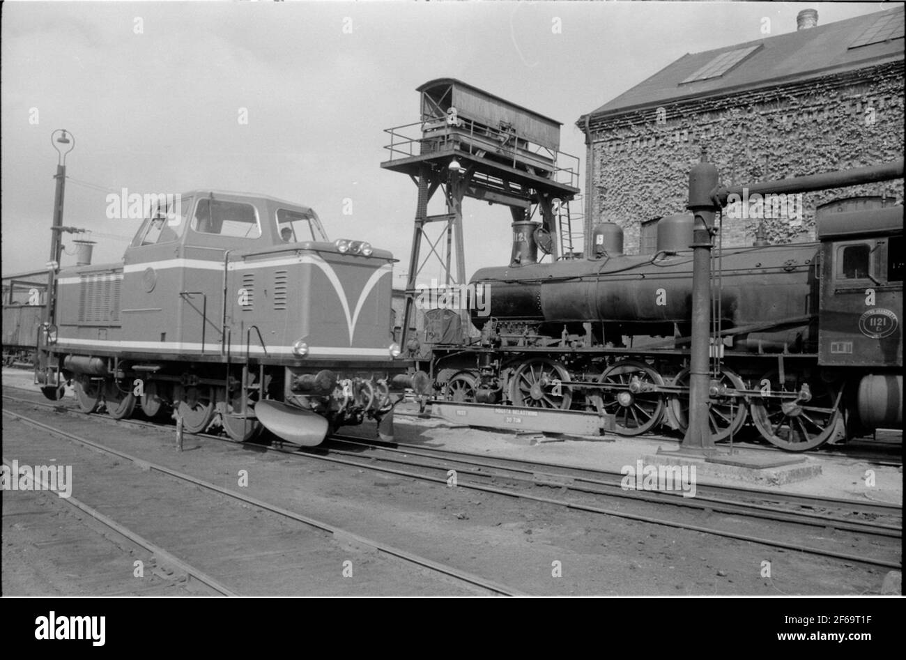 The state's railways, SJ T21 and SJ E2 1121 Stock Photo - Alamy