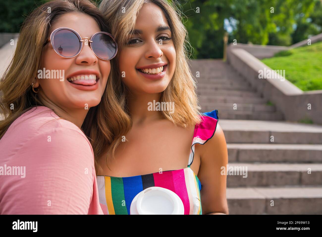 Friends pose picture hi-res stock photography and images - Alamy