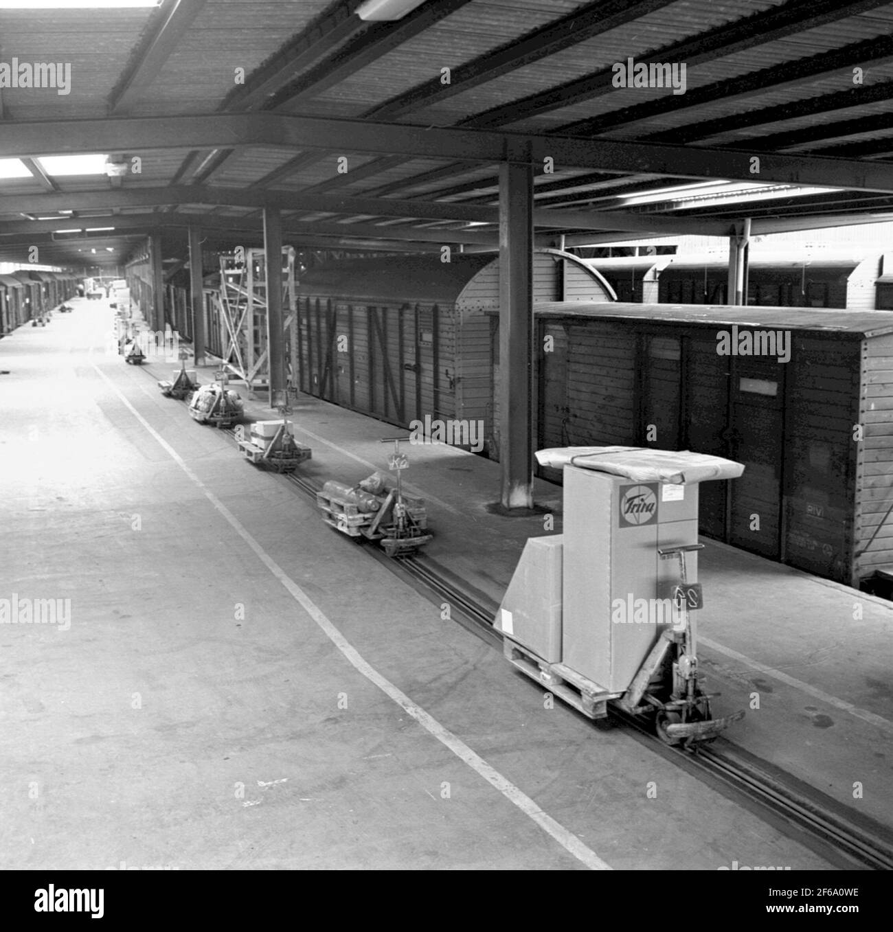 Transhipment magazine, chain conveyor Stock Photo - Alamy