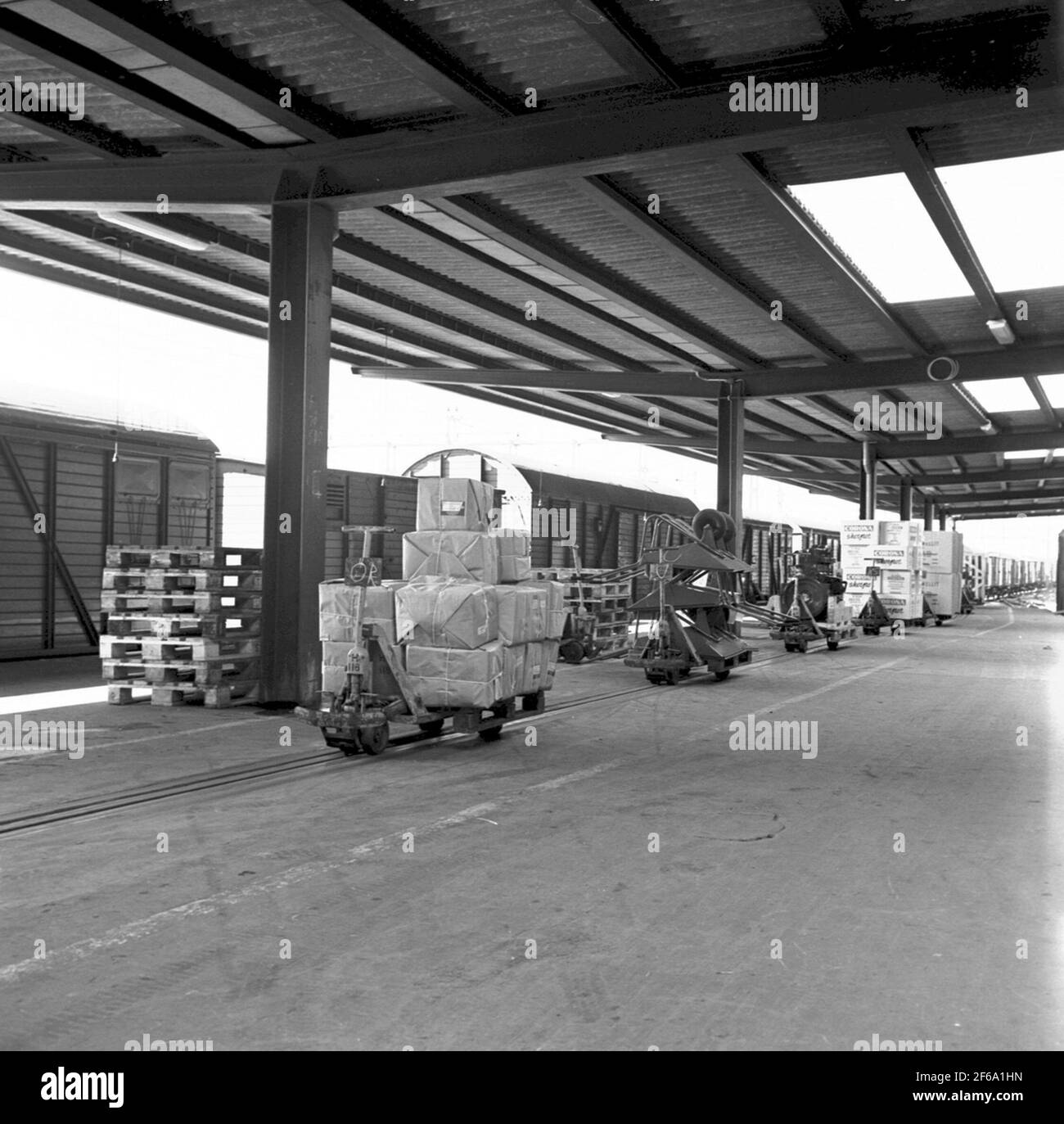 Transhipment magazine, chain conveyor Stock Photo - Alamy