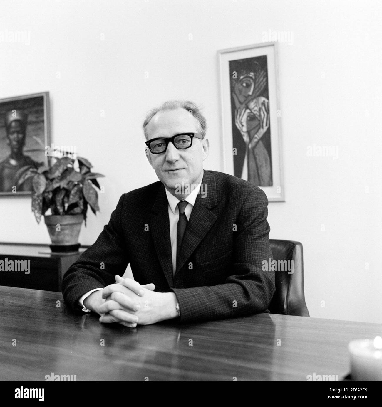 Dividend of reward. Portrait of DDE Bo Tollin Stock Photo - Alamy