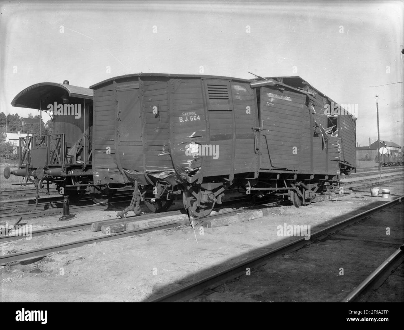 Railways Railways, BJ GSH 664. Damaged carts after impact Stock Photo ...