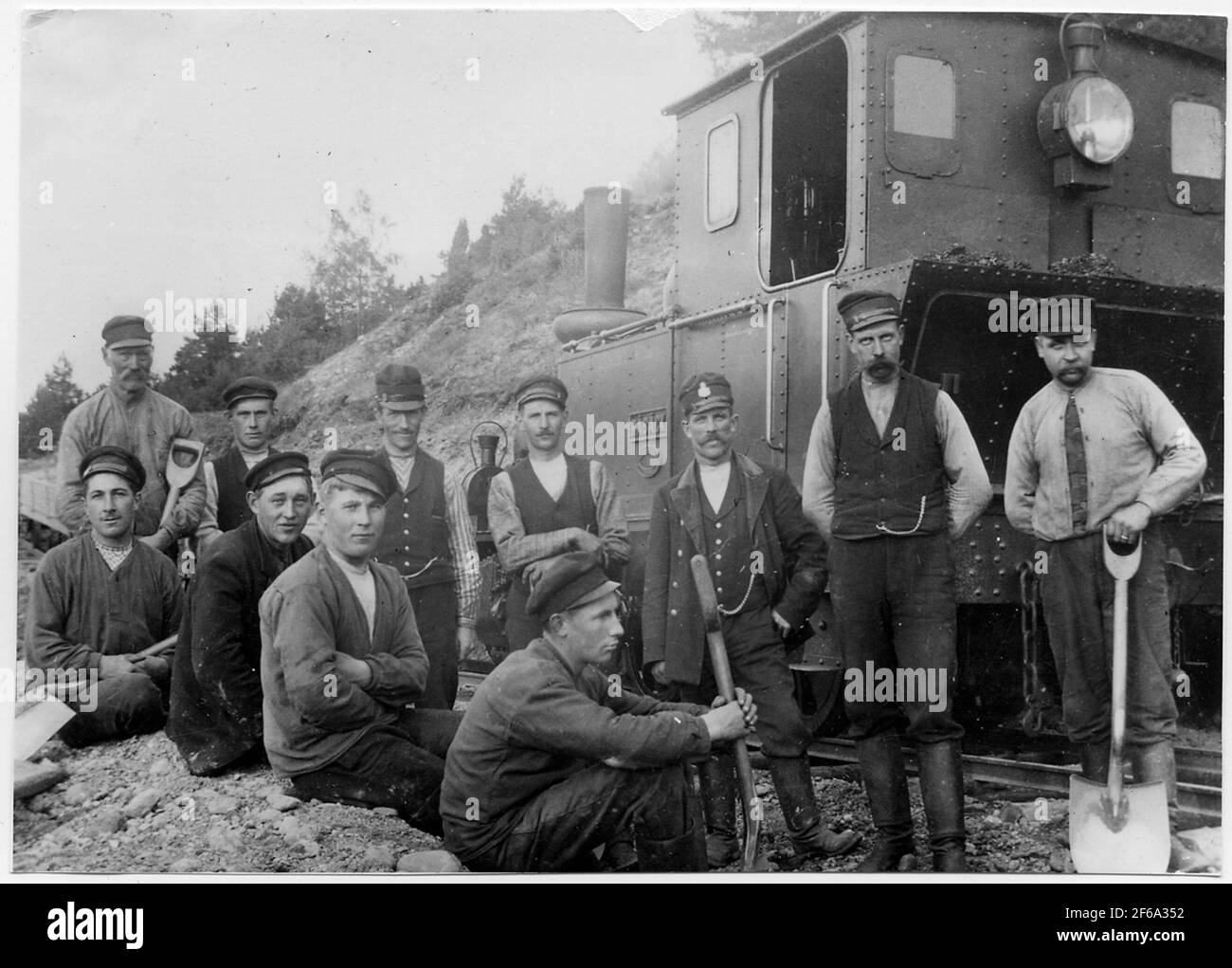 Kinnekulle-Lidköping rail, Kill Lok 1 "crude pit" with staff at gravel ...