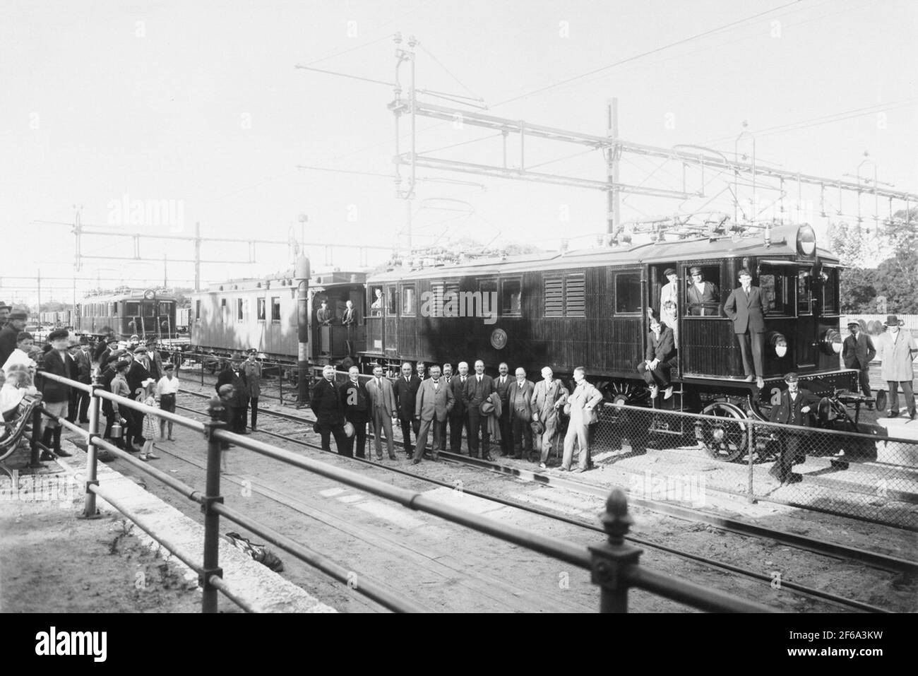 The state's railways, SJ D 124 with sample trains on the Western Stem ...