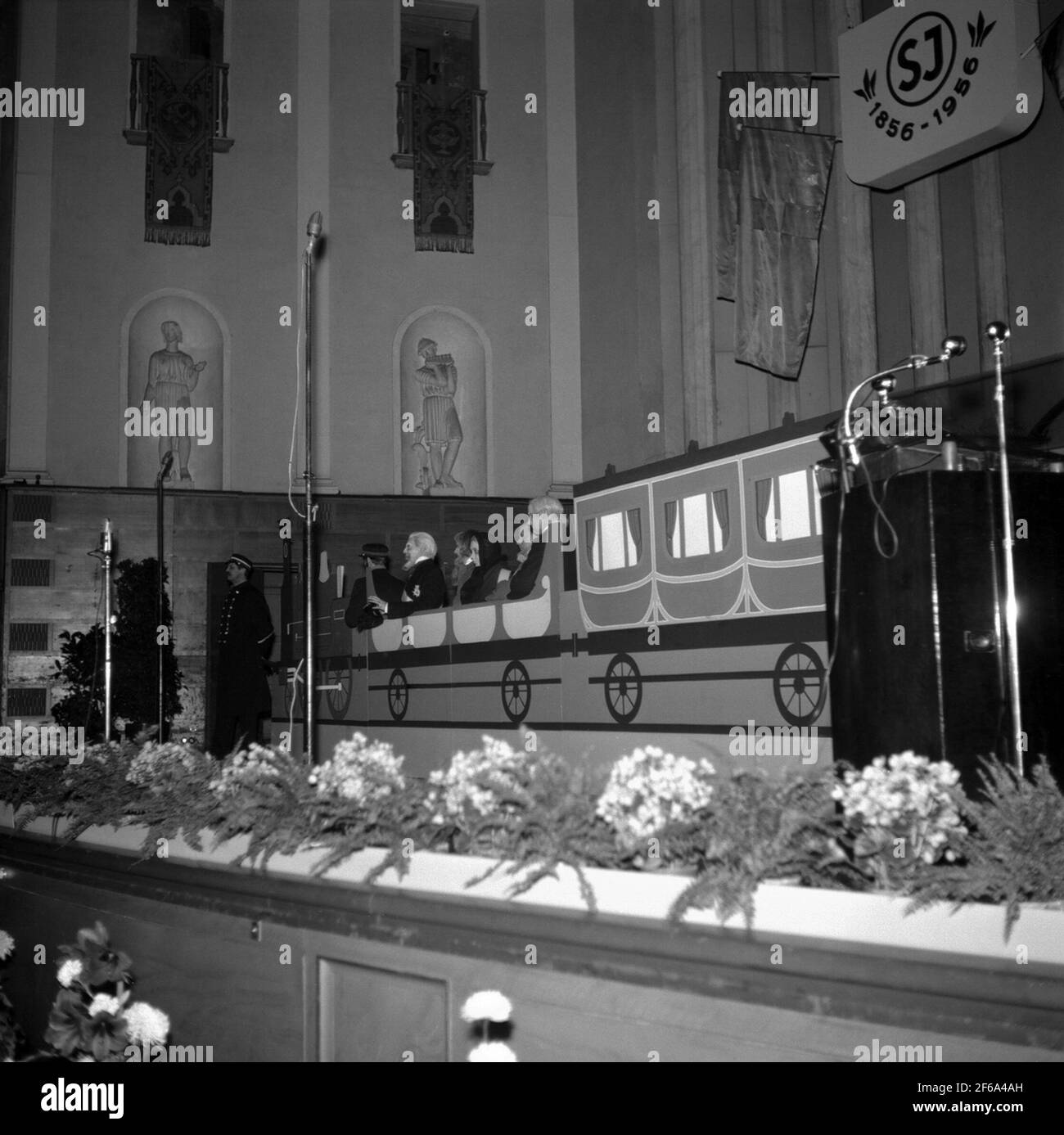 Jubilee finish in the concert hall .. actor in the performance. A small ...