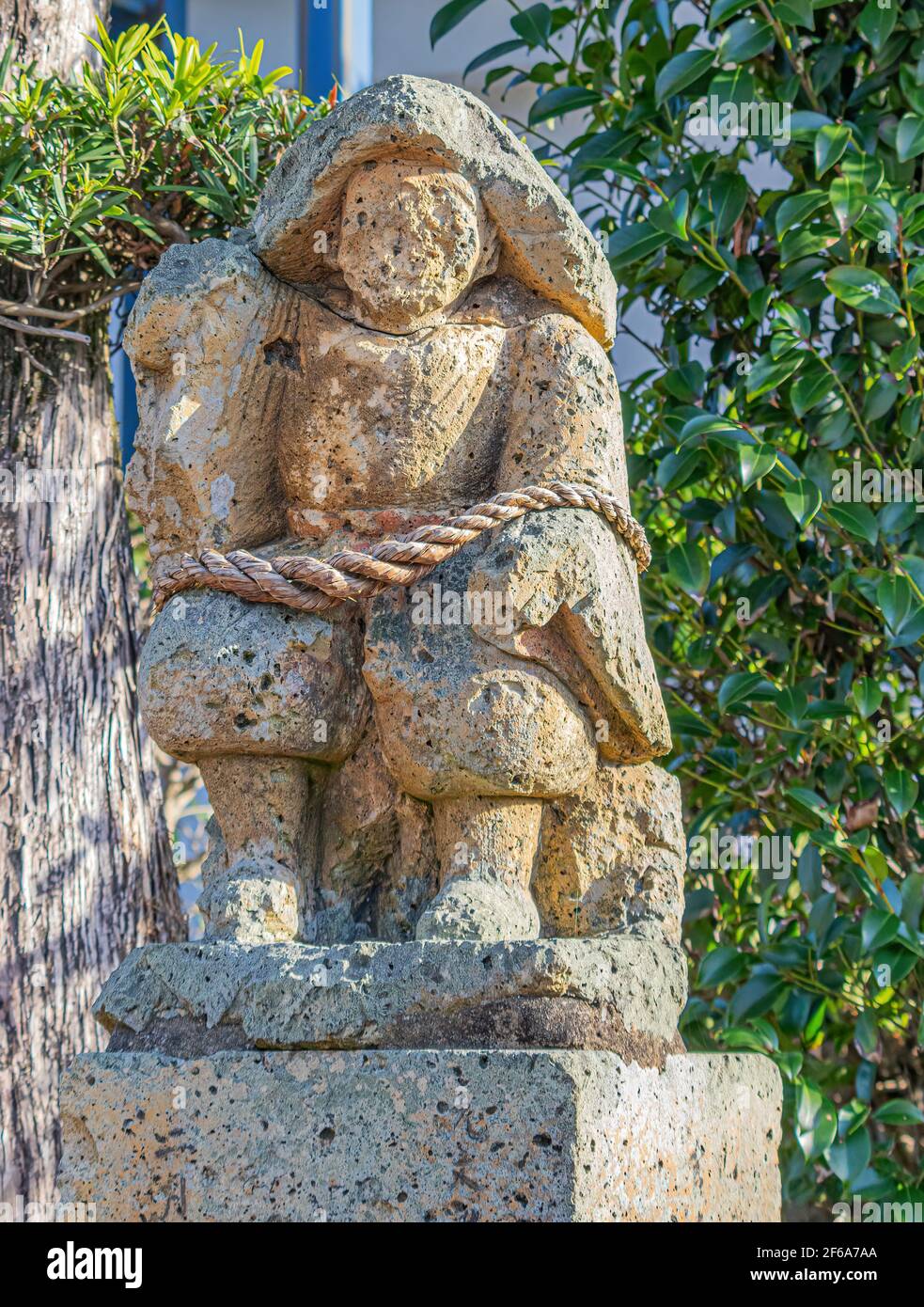 An ancient and faceless statue of a sitting samurai Stock Photo - Alamy