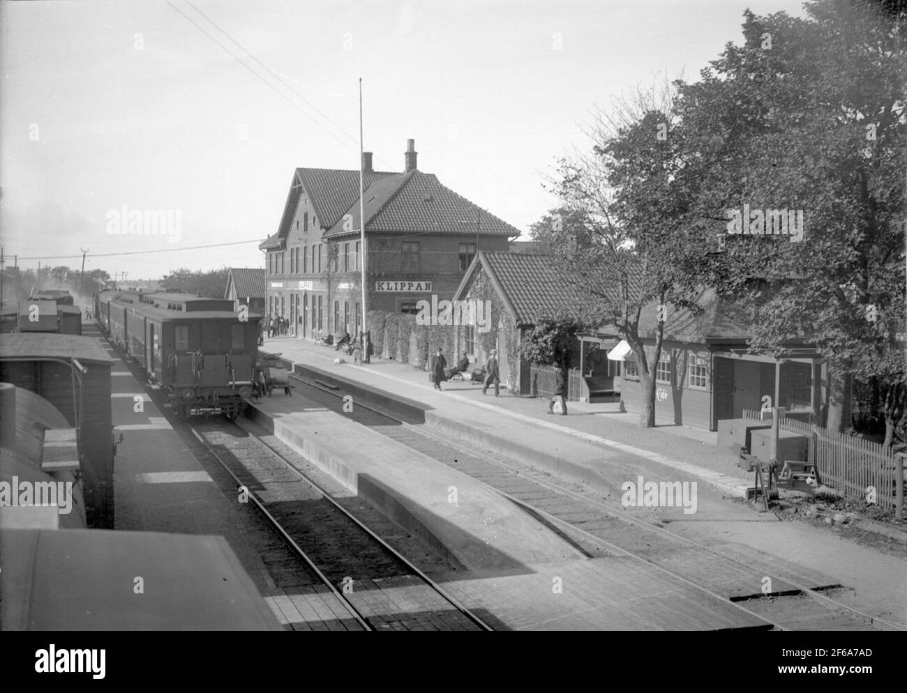 Klippan's railway station. Traveling on the platform Stock Photo - Alamy