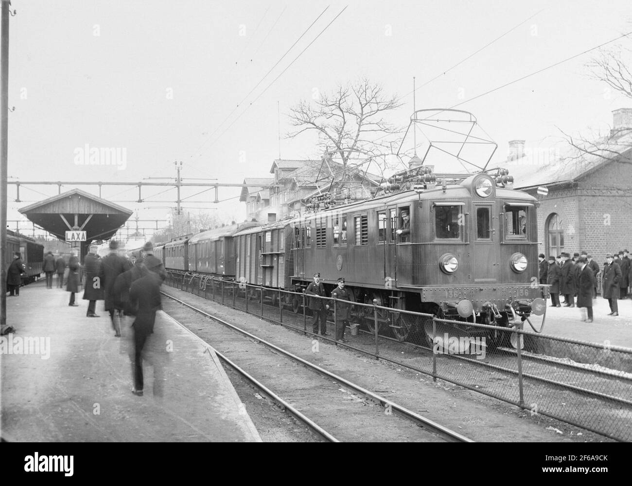 The state's railways, SJ D 136 by train, at the electric wire in Laxå ...