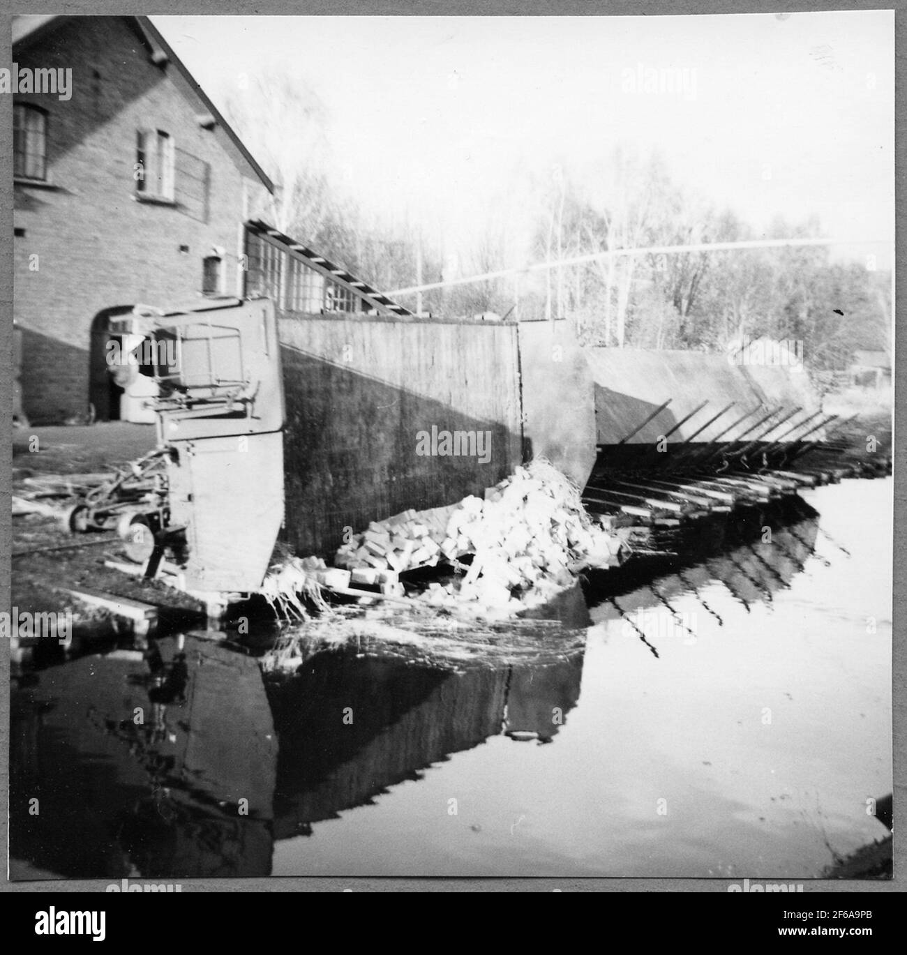 Normal tracked freight wagons on the transfer wagon Turn on industrial ...