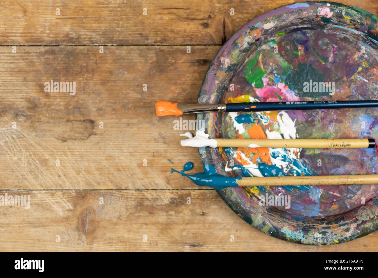 Plate on board hi-res stock photography and images - Alamy