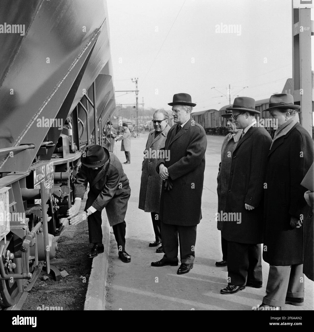 Display of sample models, Mar and Q12 carts. Director General Erik ...