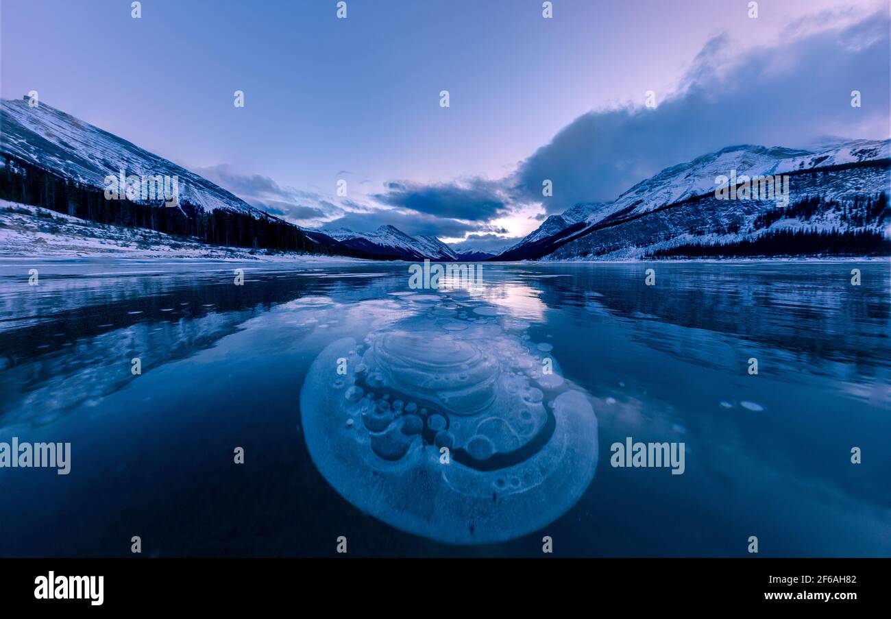Abraham lake in winter hi-res stock photography and images - Alamy