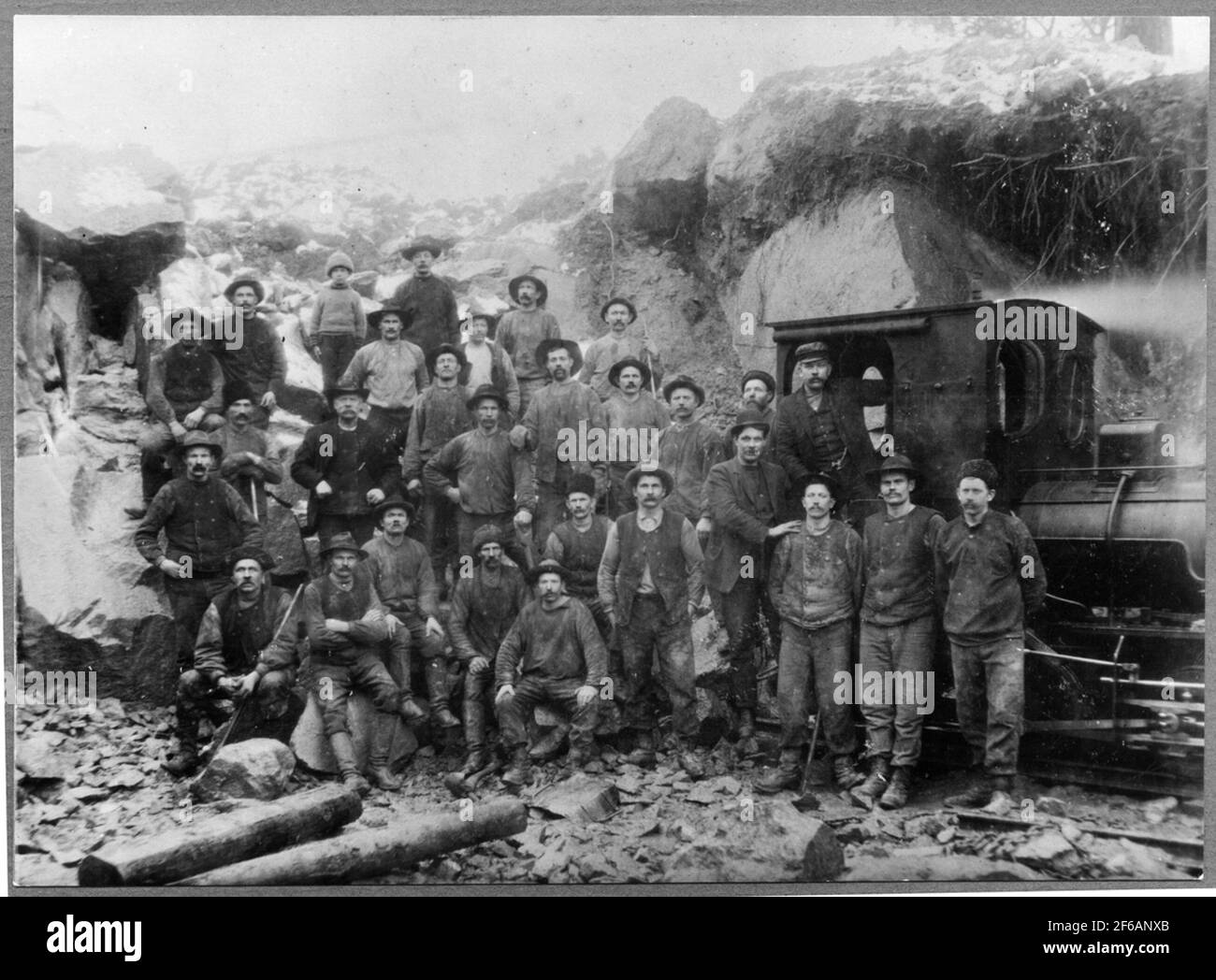 Large Masses' teams at the construction of the Hagalund tunnel Stock ...