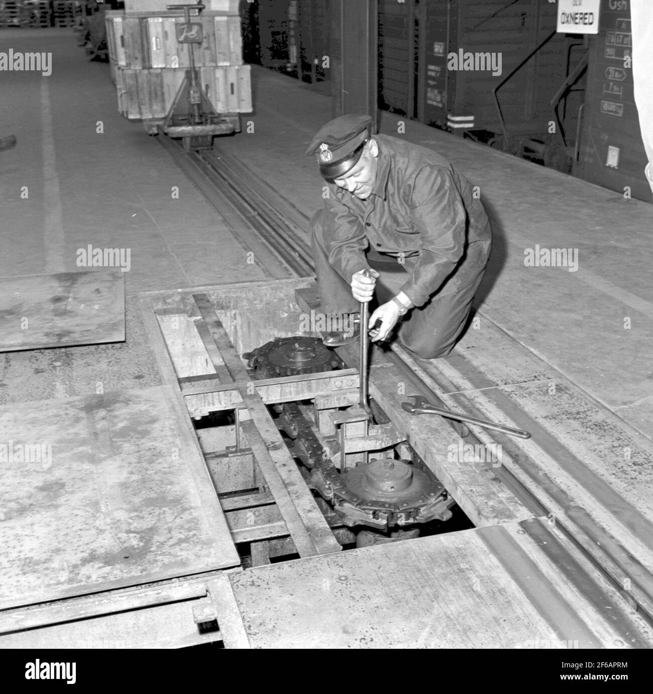 Transhipment magazine, chain conveyor machine room Stock Photo - Alamy