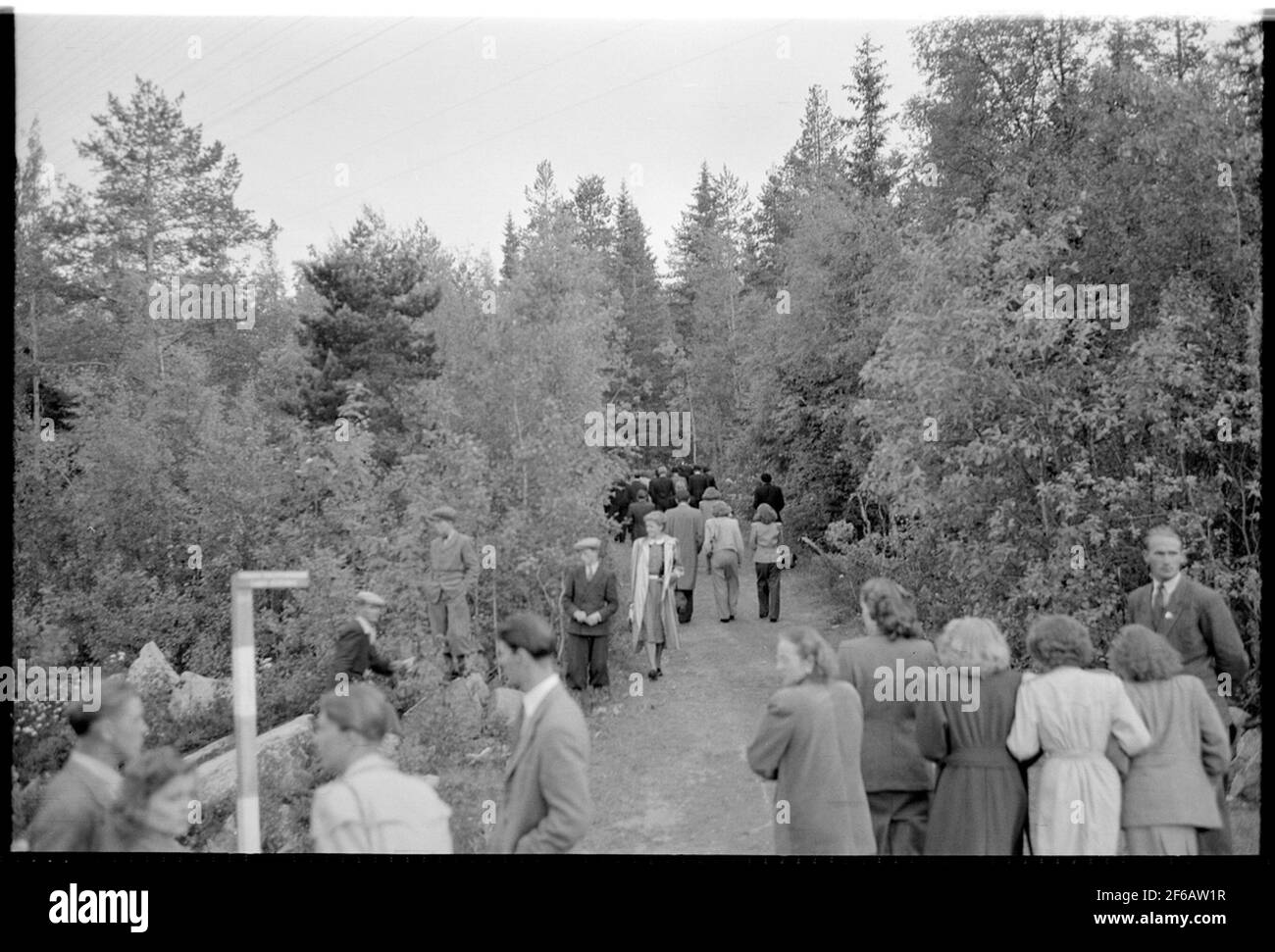 A large number of people heading towards the Top of Luppioberget ...