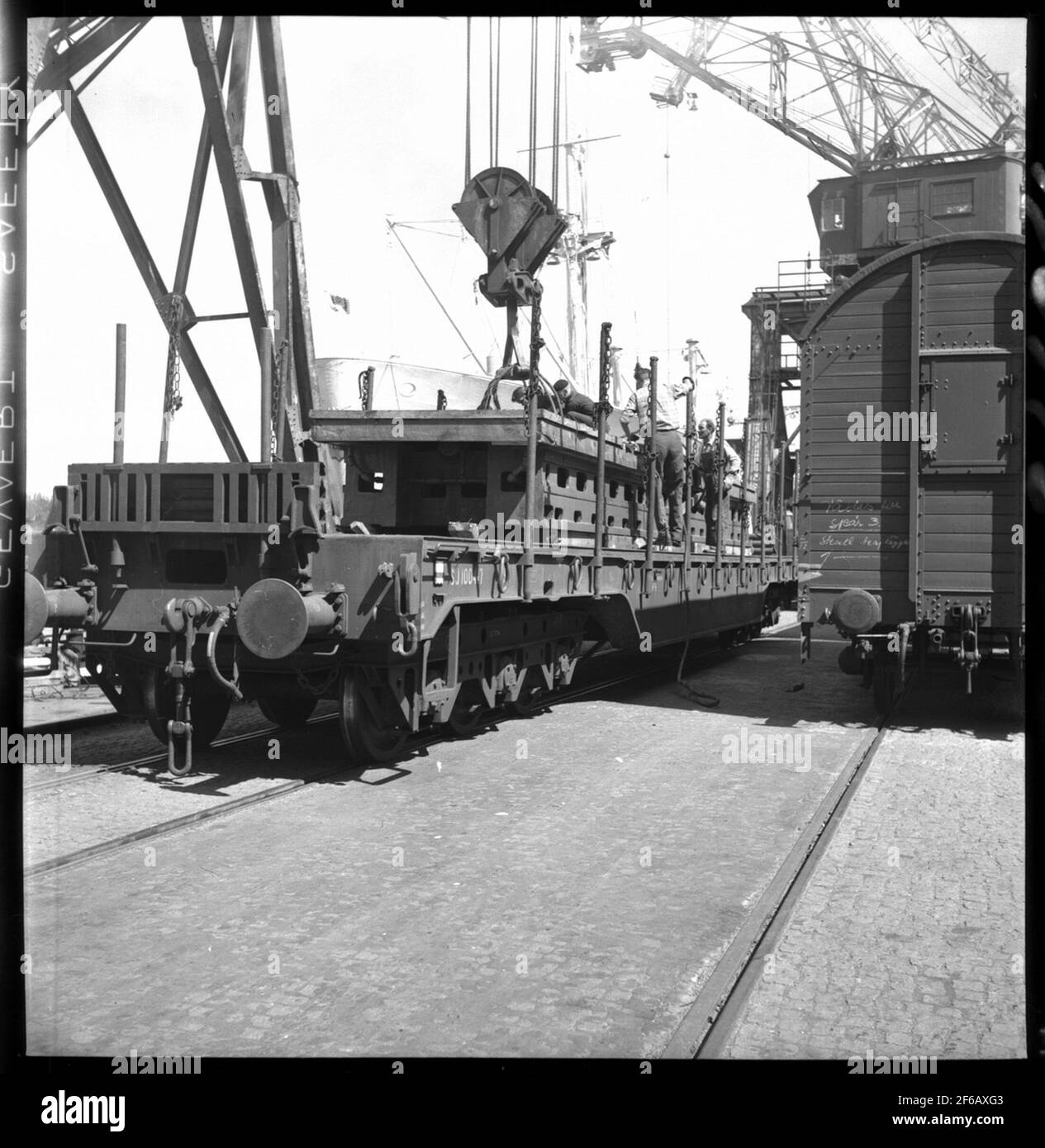 Special transport of paper machine. Unloading work in Valtahamnen Stock ...