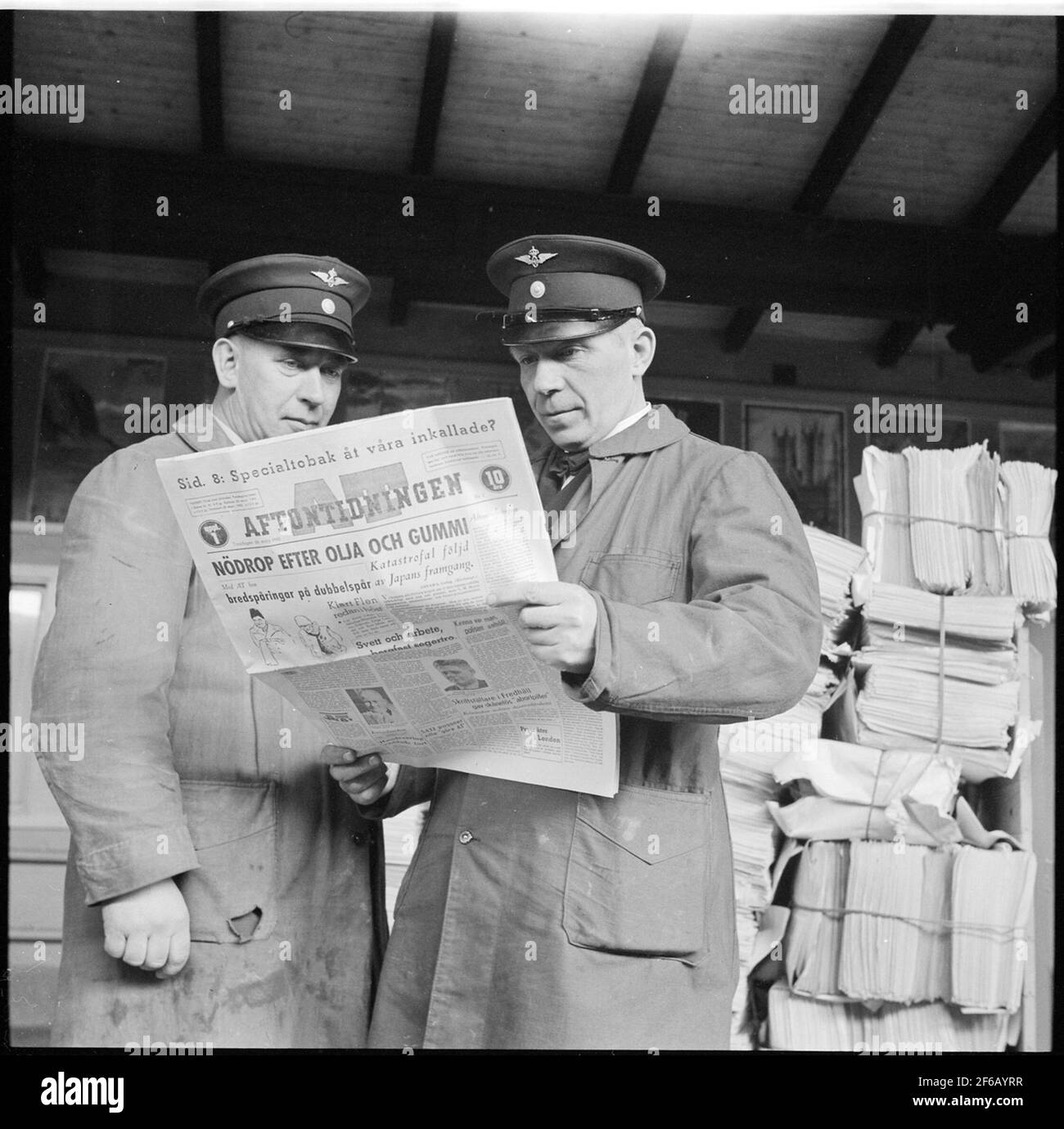 Staff reads the evening magazine Stock Photo - Alamy