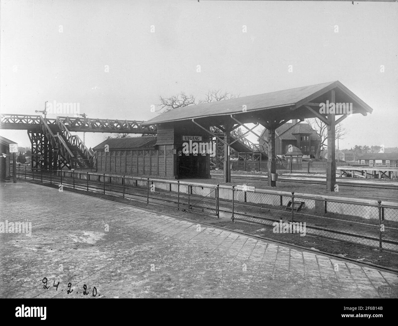 Platforms train Black and White Stock Photos & Images - Alamy