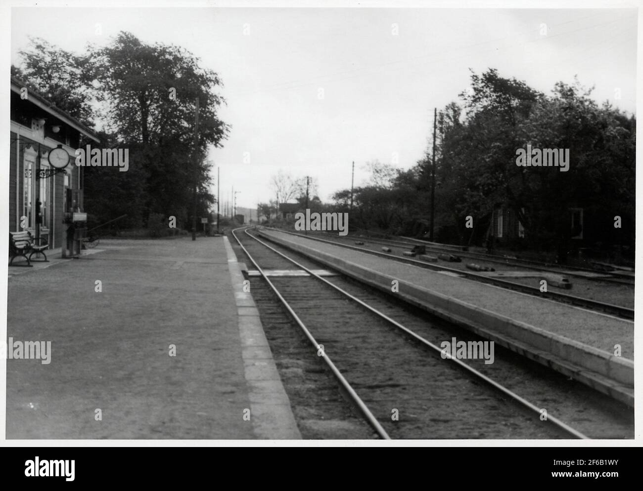 Platform and railway at bridge station Stock Photo - Alamy