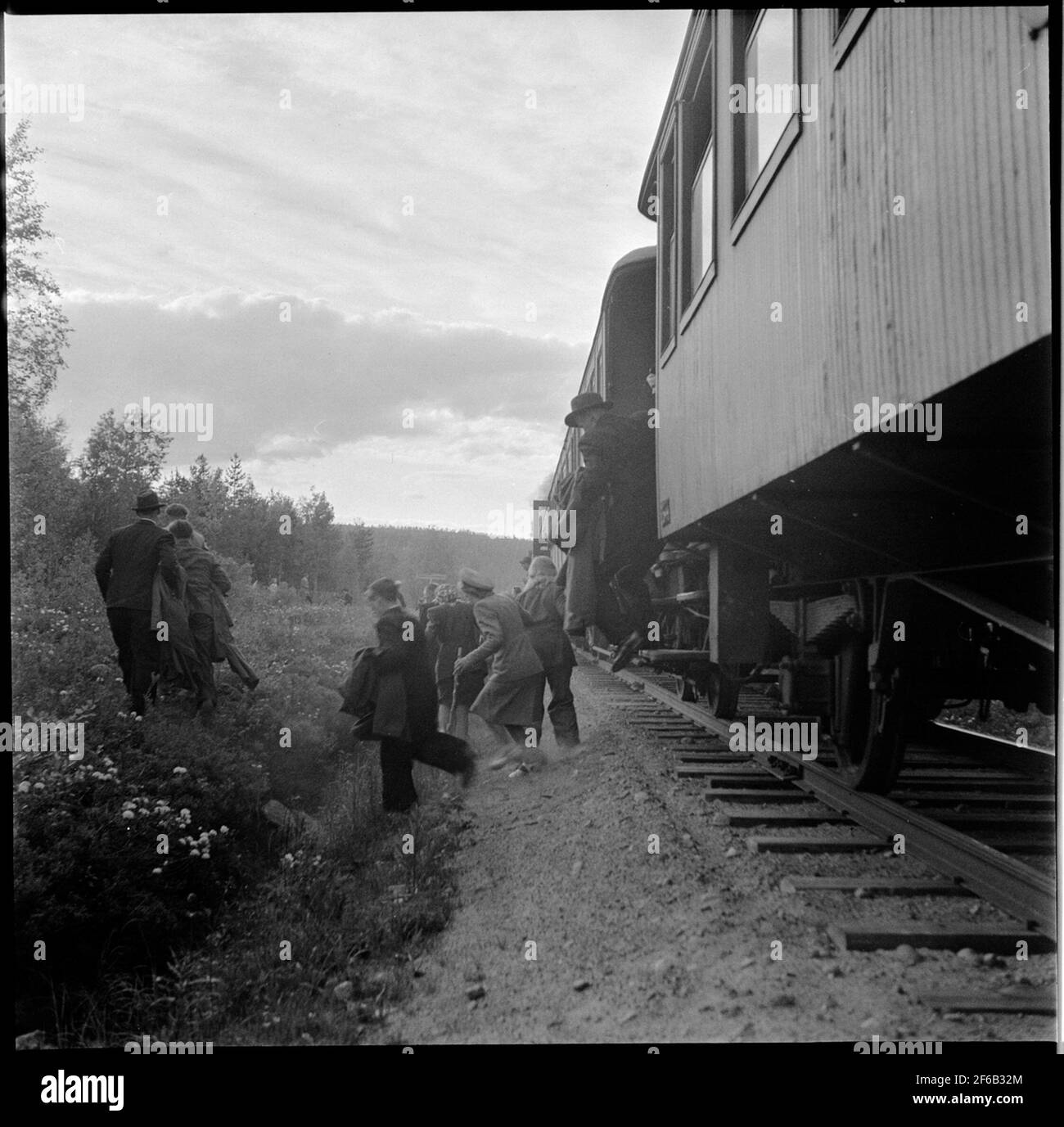 Passengers step by the train to go up to the Luppioberget, on the line ...