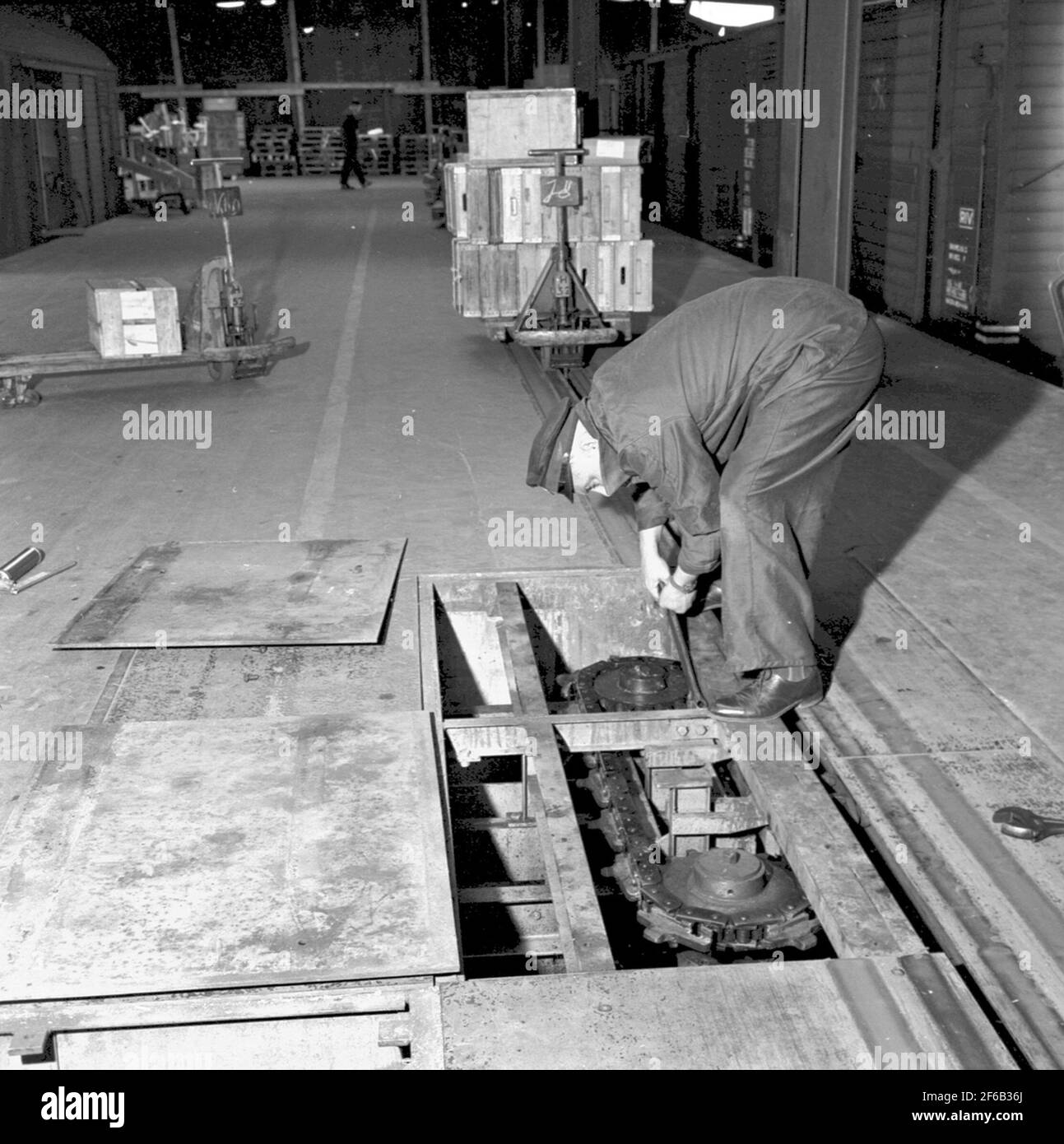 Transhipment magazine, chain conveyor machine room Stock Photo - Alamy