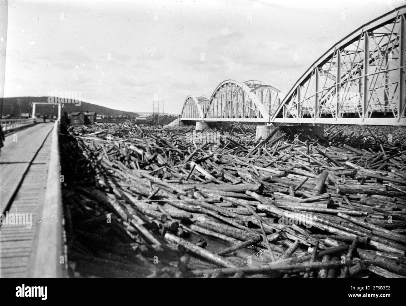 Breaking timber hi-res stock photography and images - Alamy