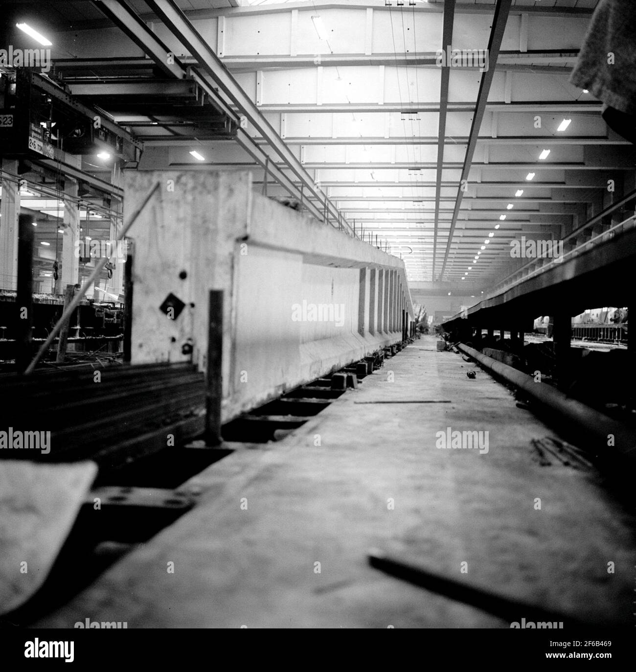 String concrete in true. Manufacture of concrete beams Stock Photo - Alamy