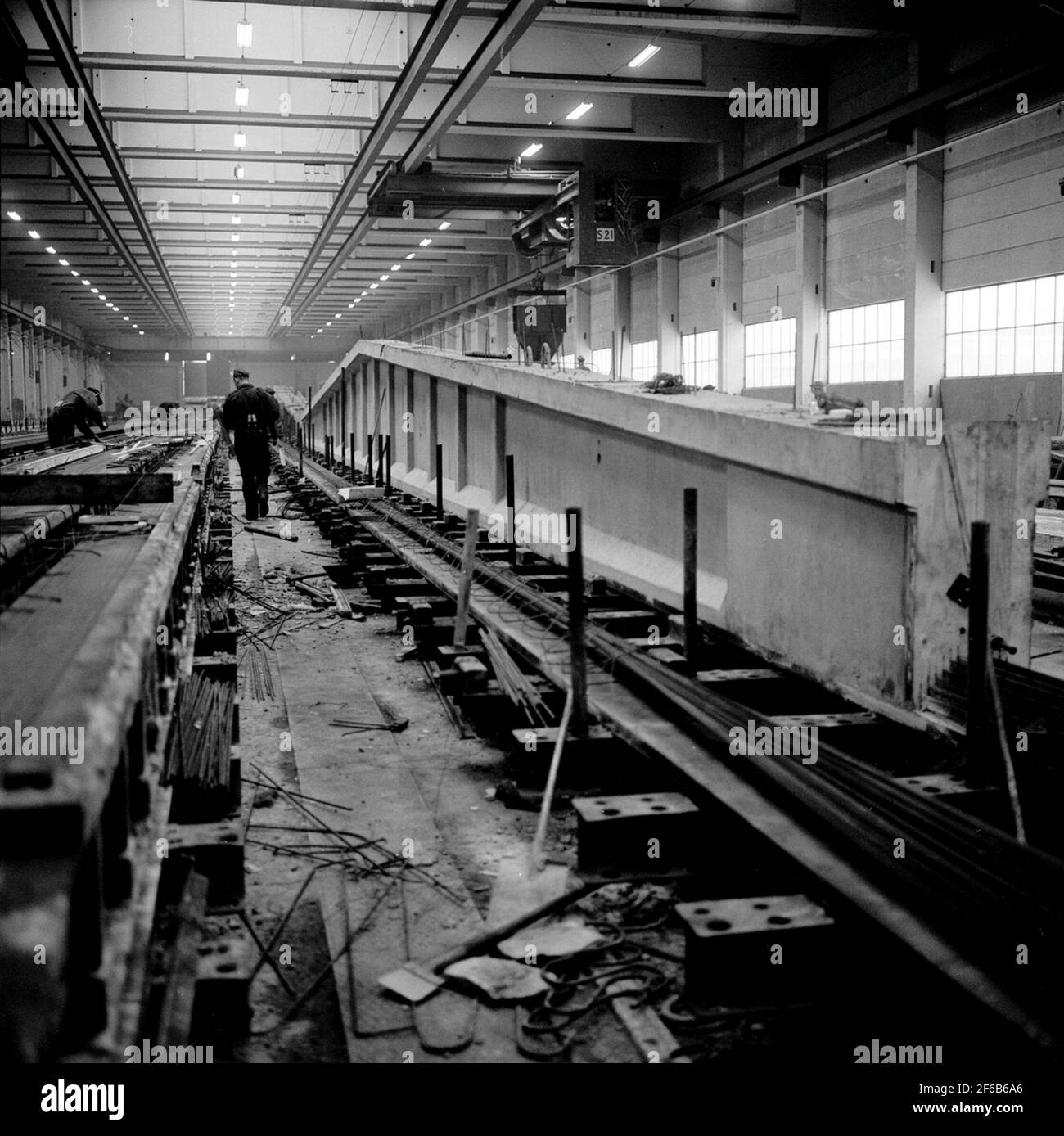 String concrete in true. Manufacture of concrete beams Stock Photo - Alamy