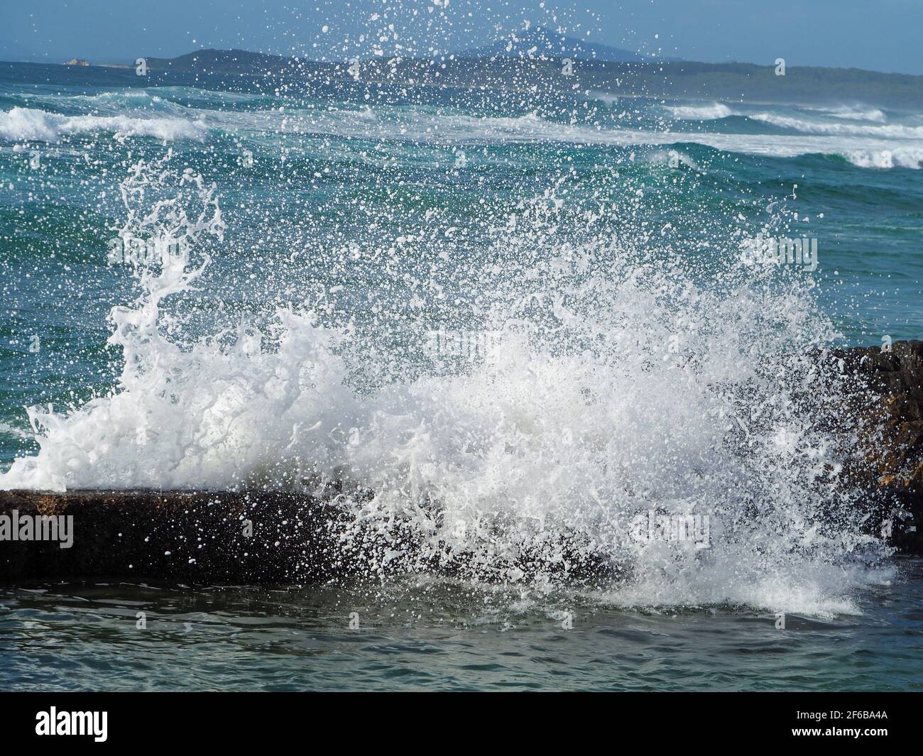 Waves crashing into and over the wall of the Rock pool, Pacific Ocean ...