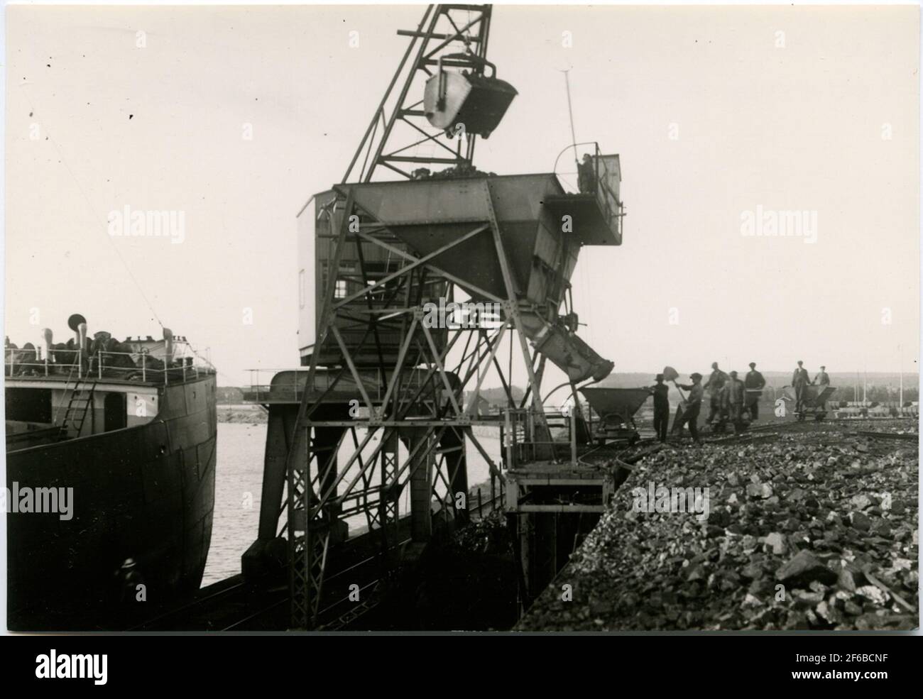 Unloading of ships with ore transport Stock Photo - Alamy