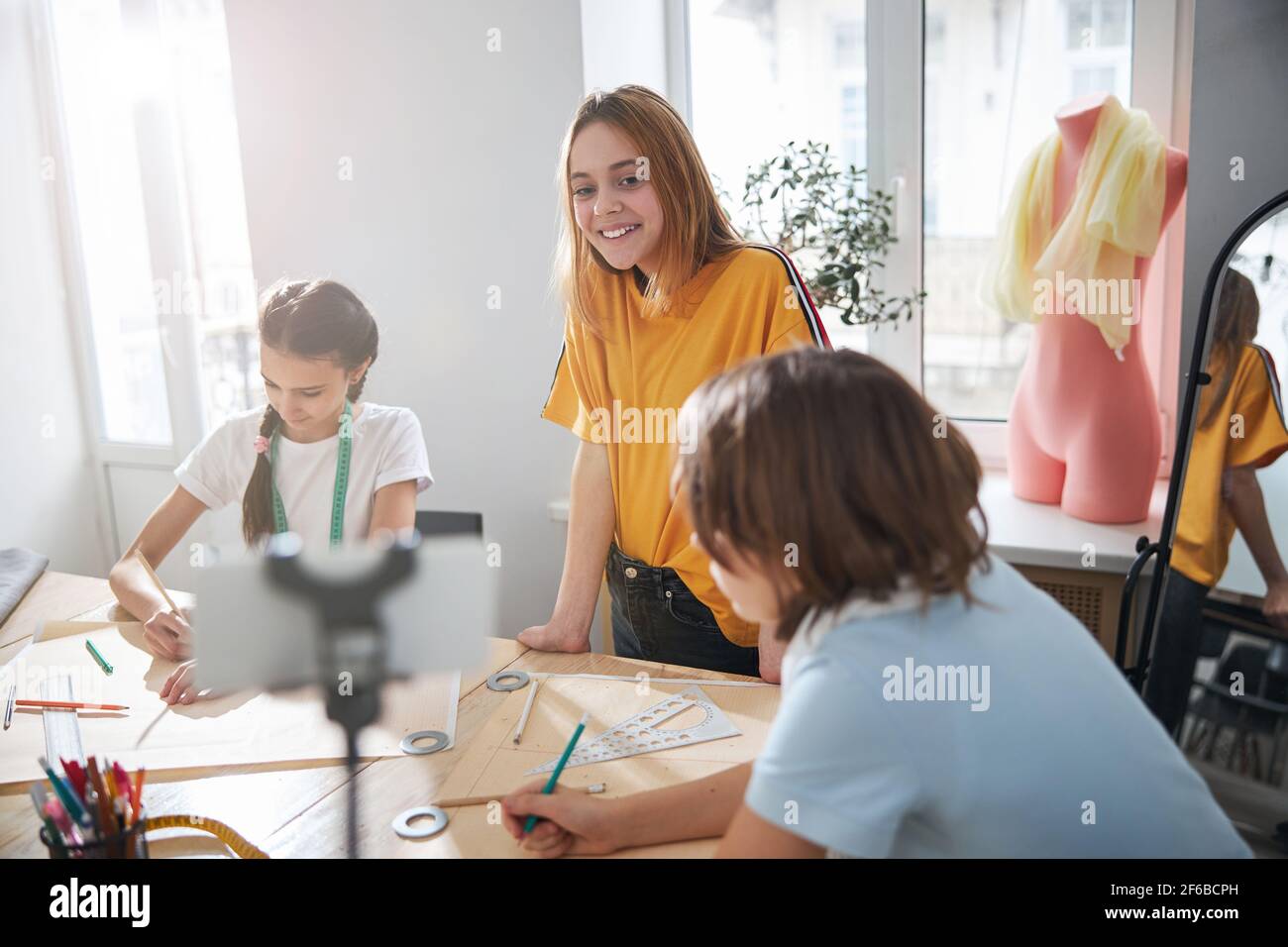 Children record video smartphone hi-res stock photography and images ...