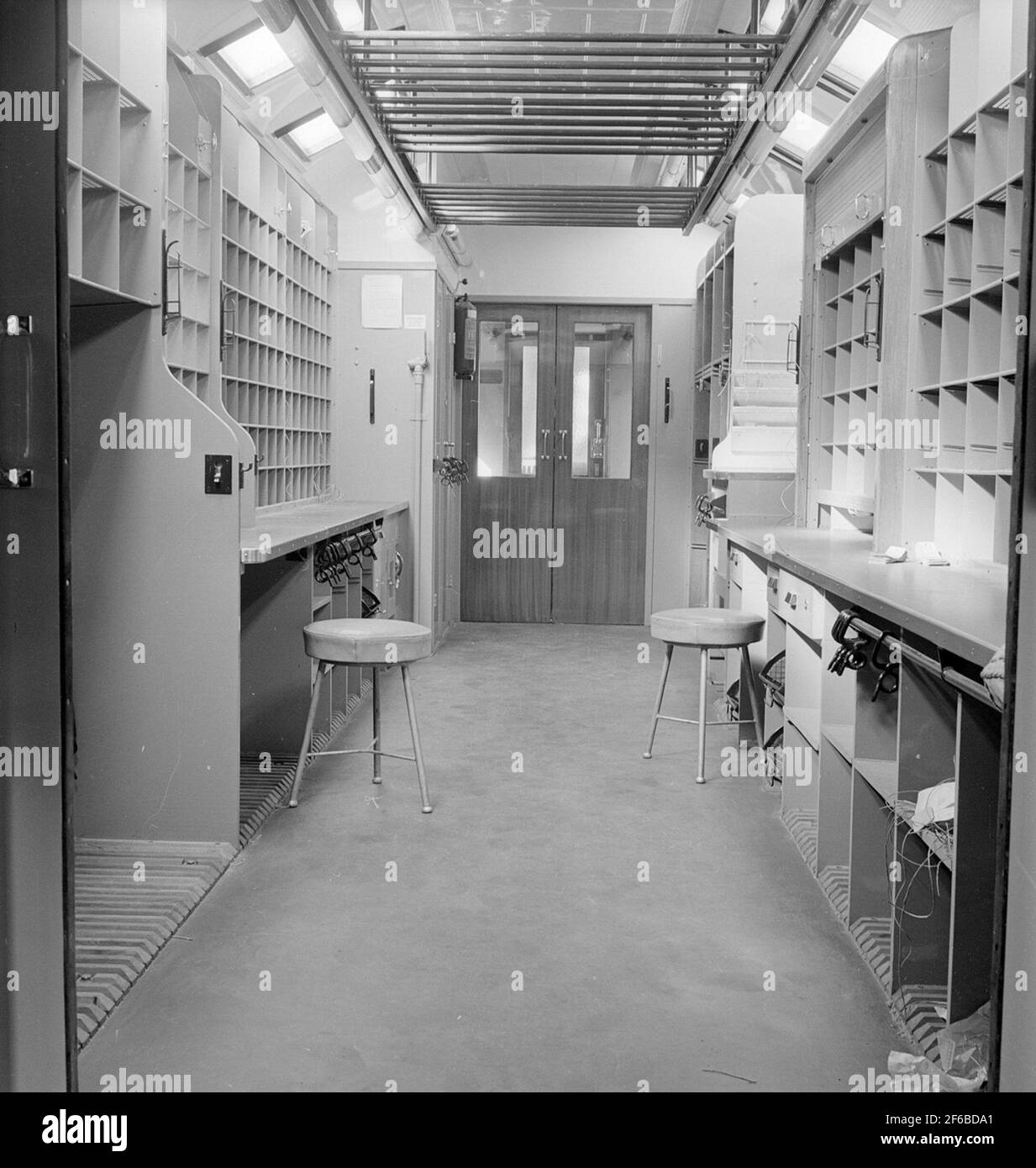 Office mail cart hi-res stock photography and images - Alamy