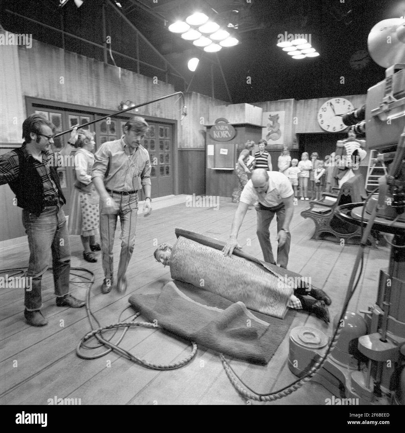 Studiomans and actors under TV recording Stock Photo - Alamy