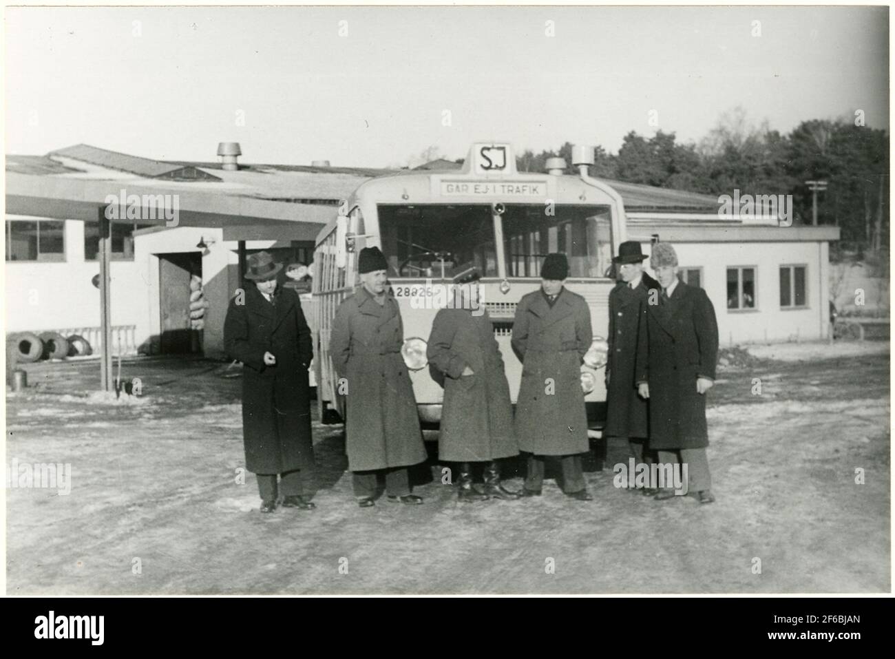 Group photo in front of the state railways, SJ bus 534-d Stock Photo ...