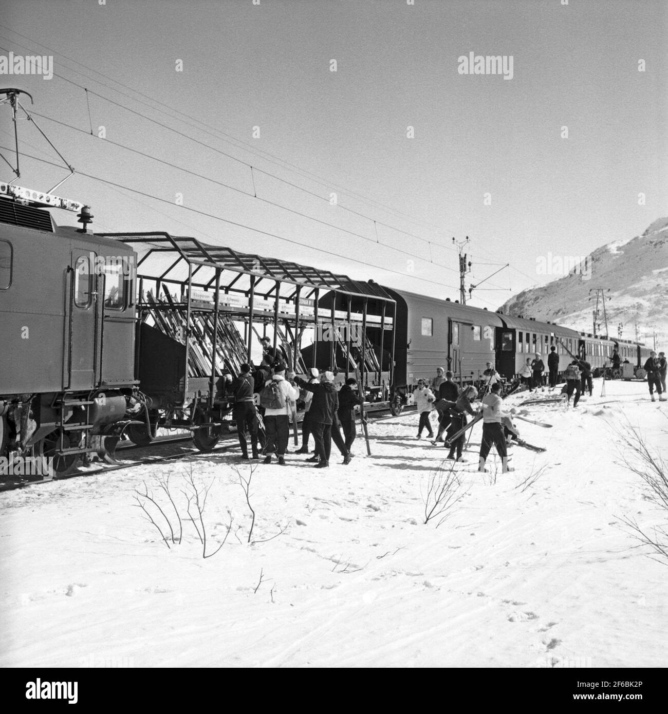 The state's railways, SJ passenger train, travelers at the ski carriage ...