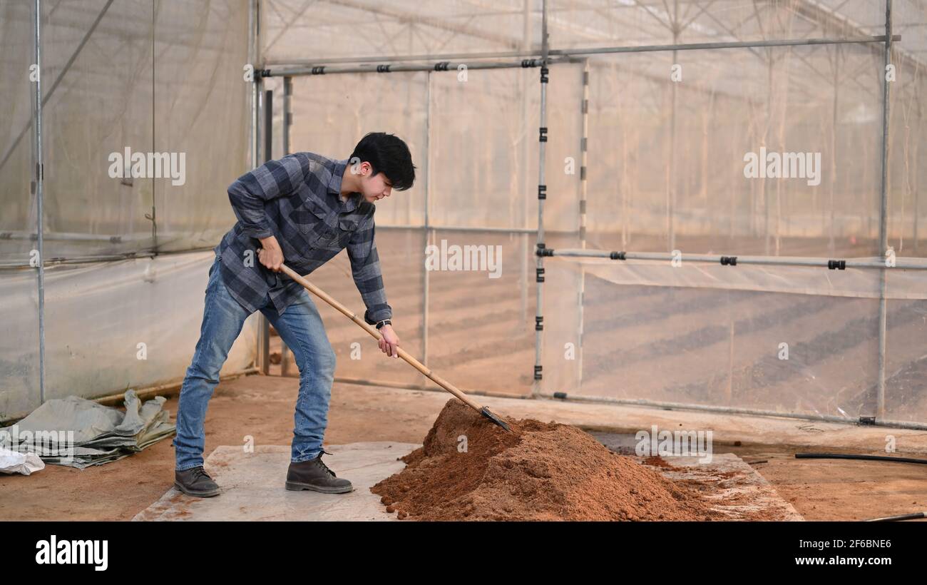 Man shoveling soil hi-res stock photography and images - Alamy