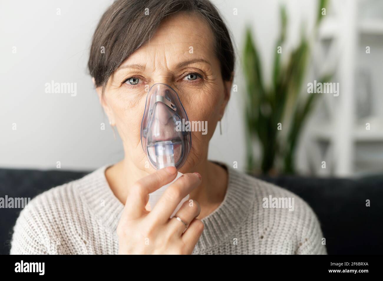 Elderly woman using a inhaler hi-res stock photography and images - Alamy