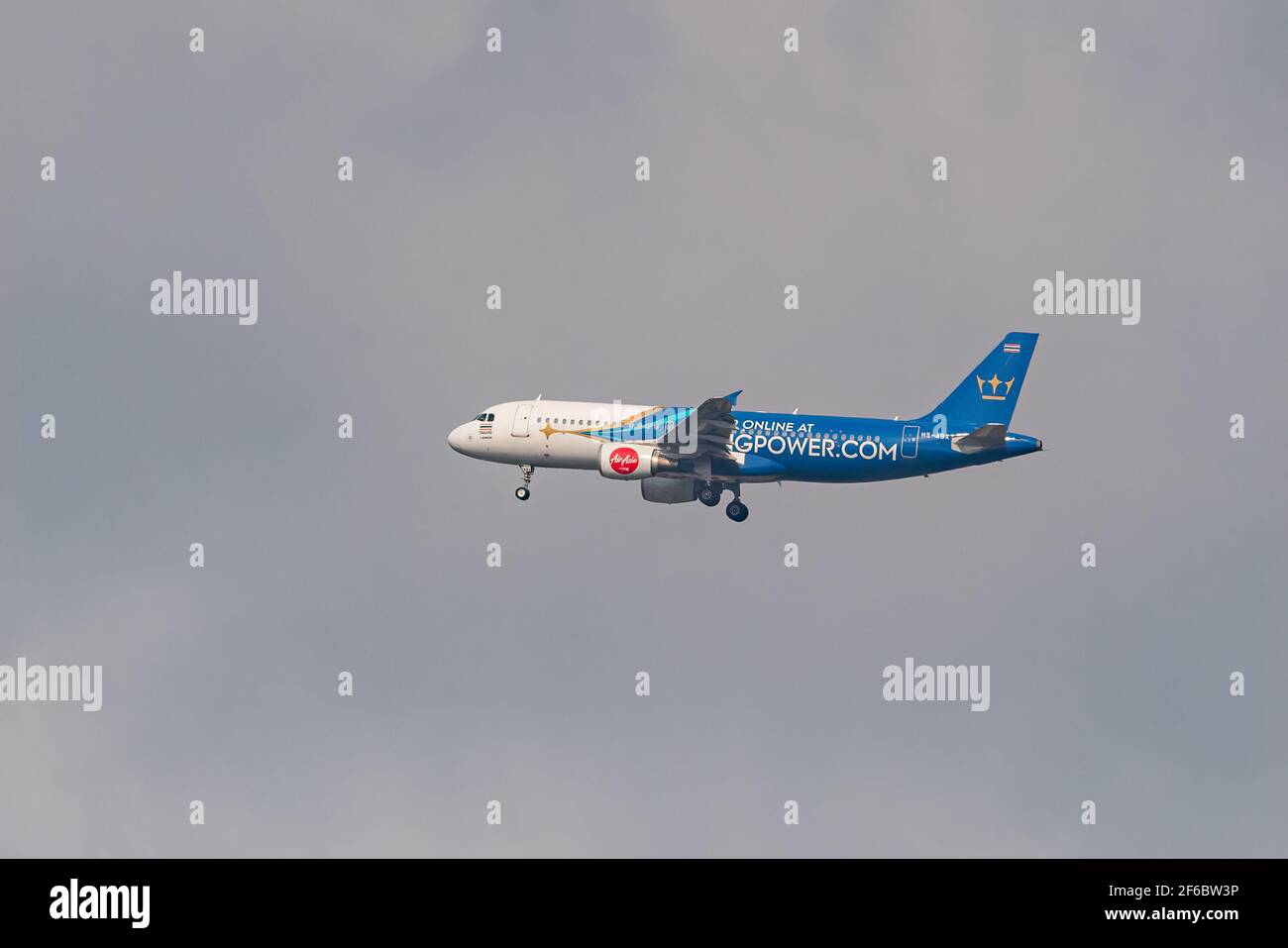 Air Asia jet flying into Thailand's Suvarnabhumi Airport Stock Photo ...