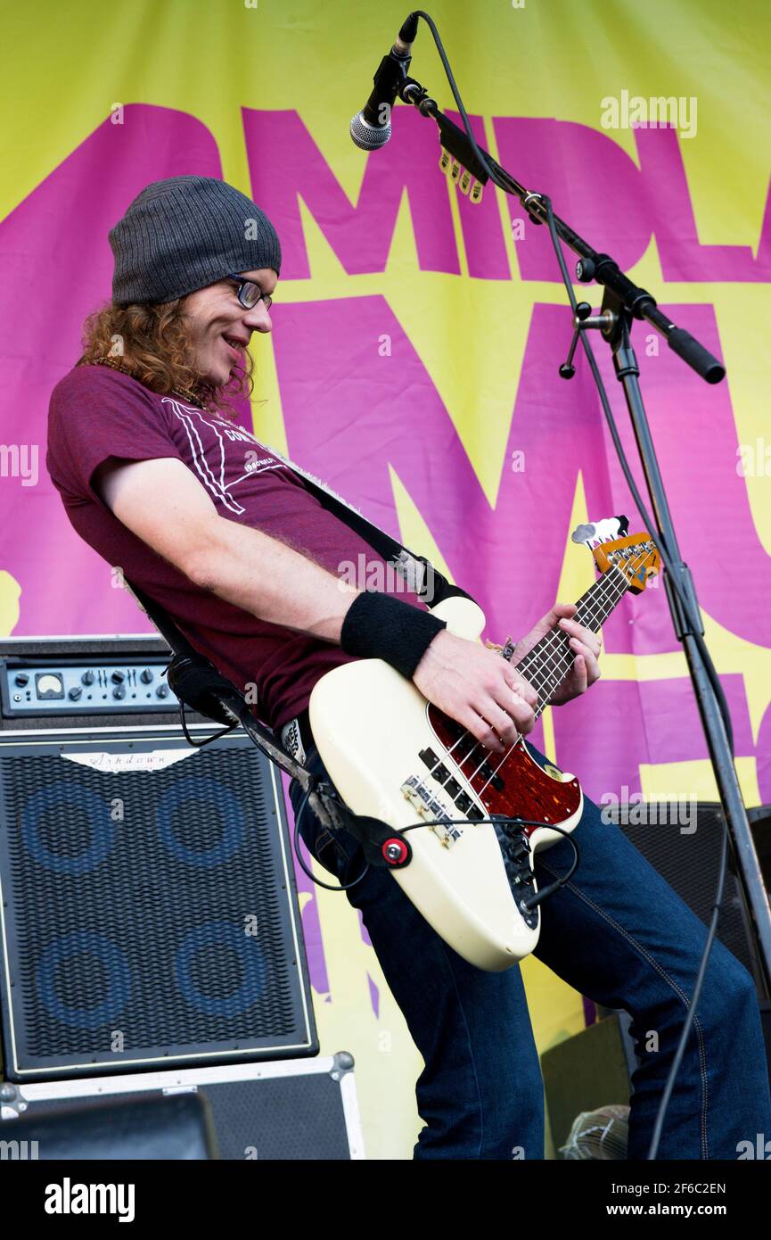 Singer bass player british band hi-res stock photography and images - Alamy