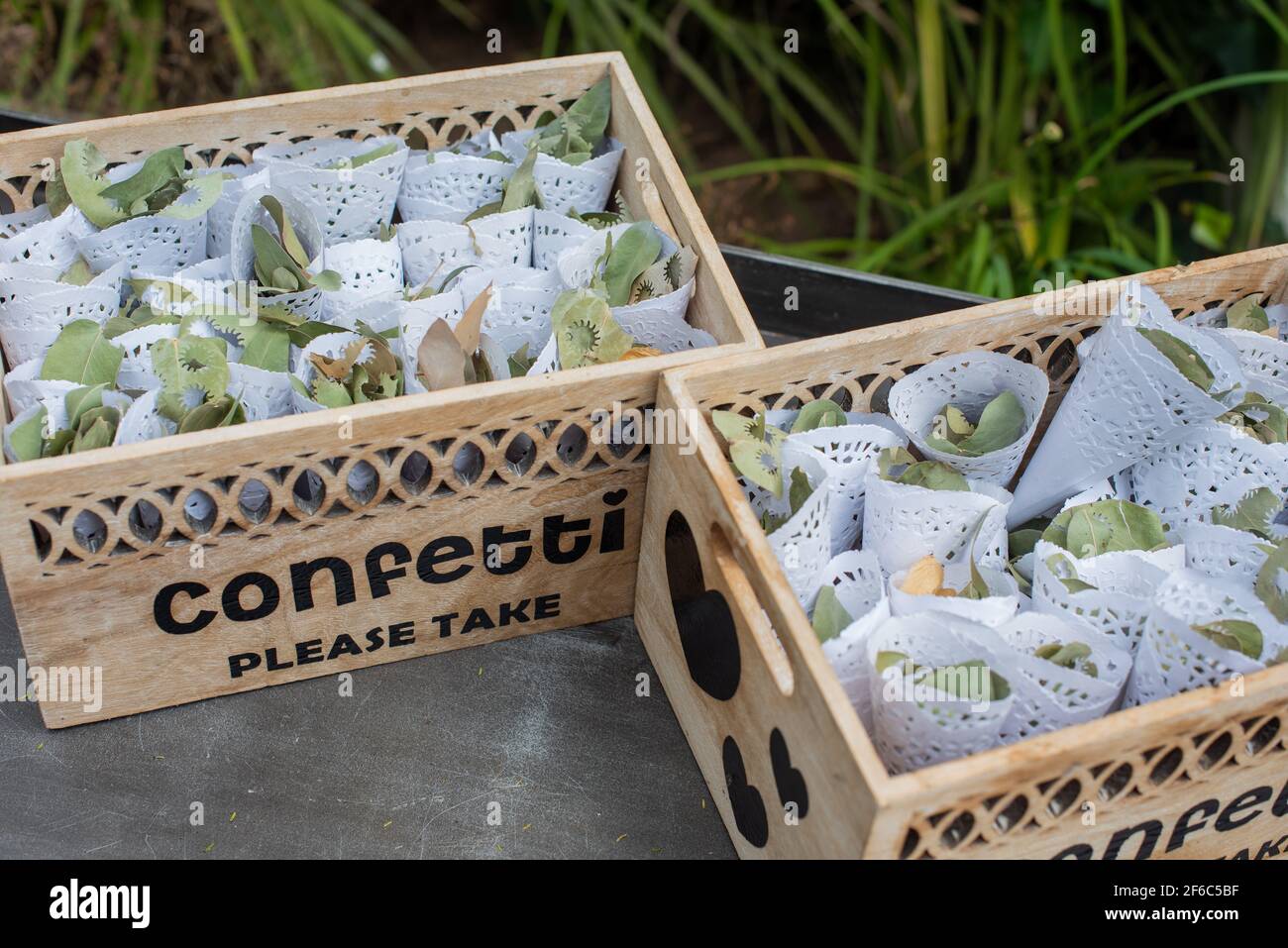 Box wedding confetti hi-res stock photography and images - Alamy