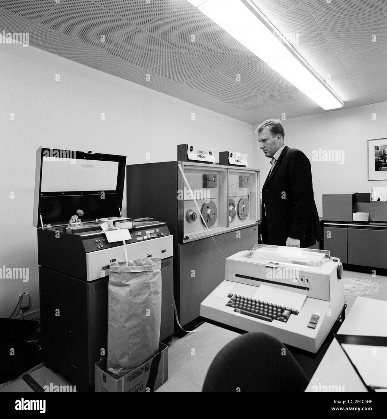 Data processing operation room hi-res stock photography and images - Alamy