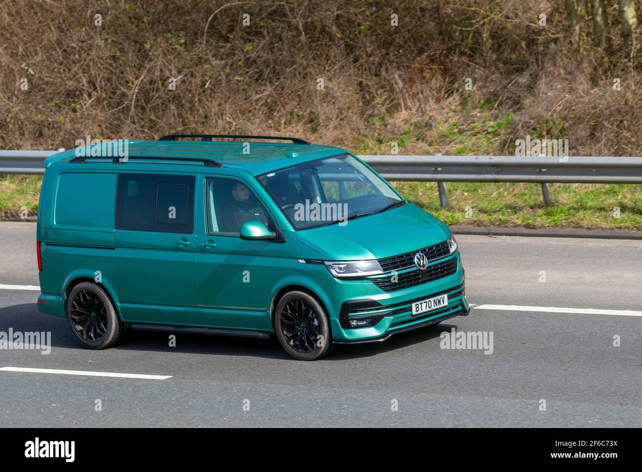 2020 green VW Volkswagen Transporter T32 H-Line Tdi S-A 1968cc lcv ...