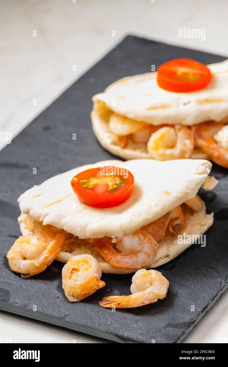 pitta bread filled with shrimps and tomatoes Stock Photo - Alamy