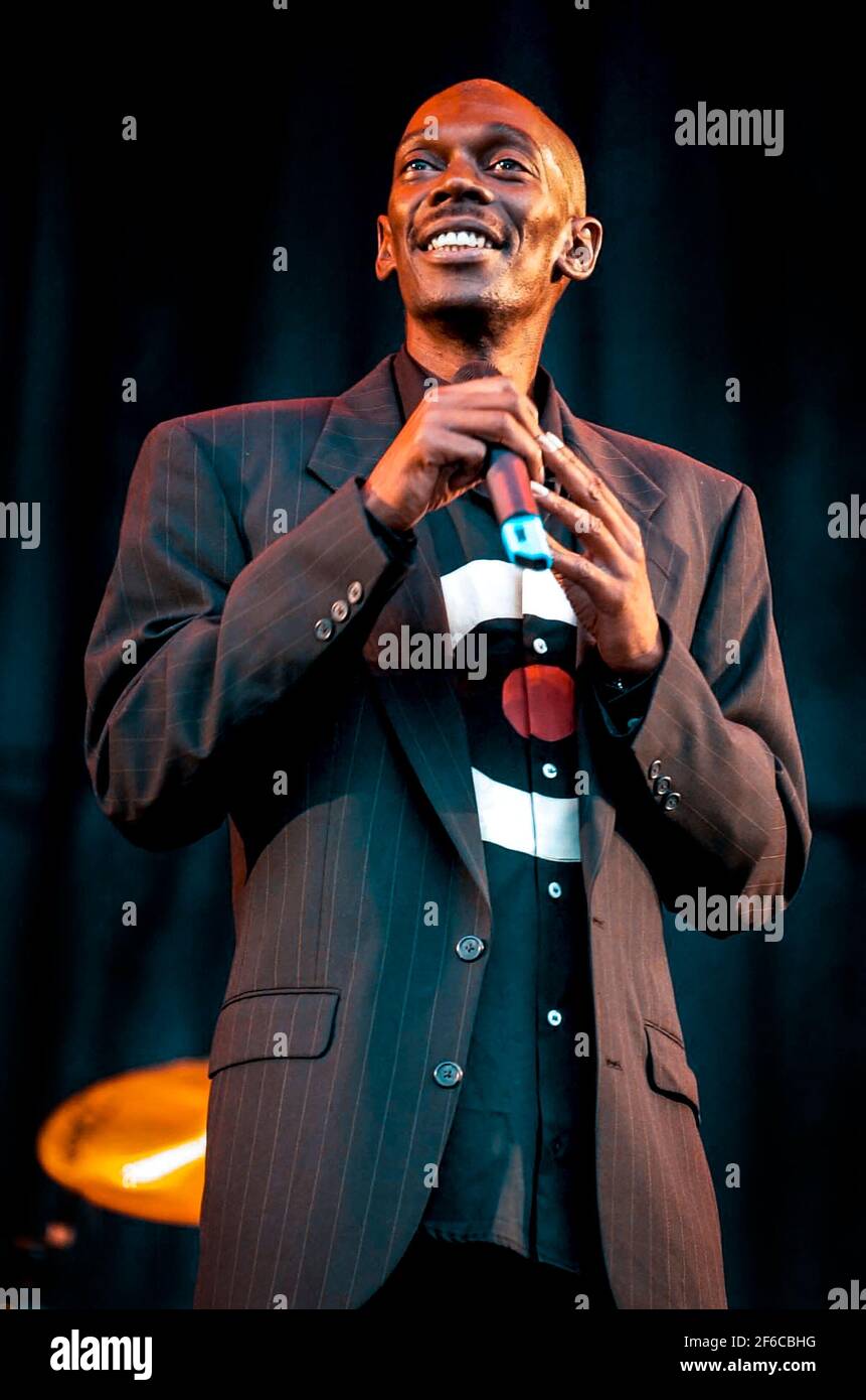 Singer pop band faithless hi-res stock photography and images - Alamy