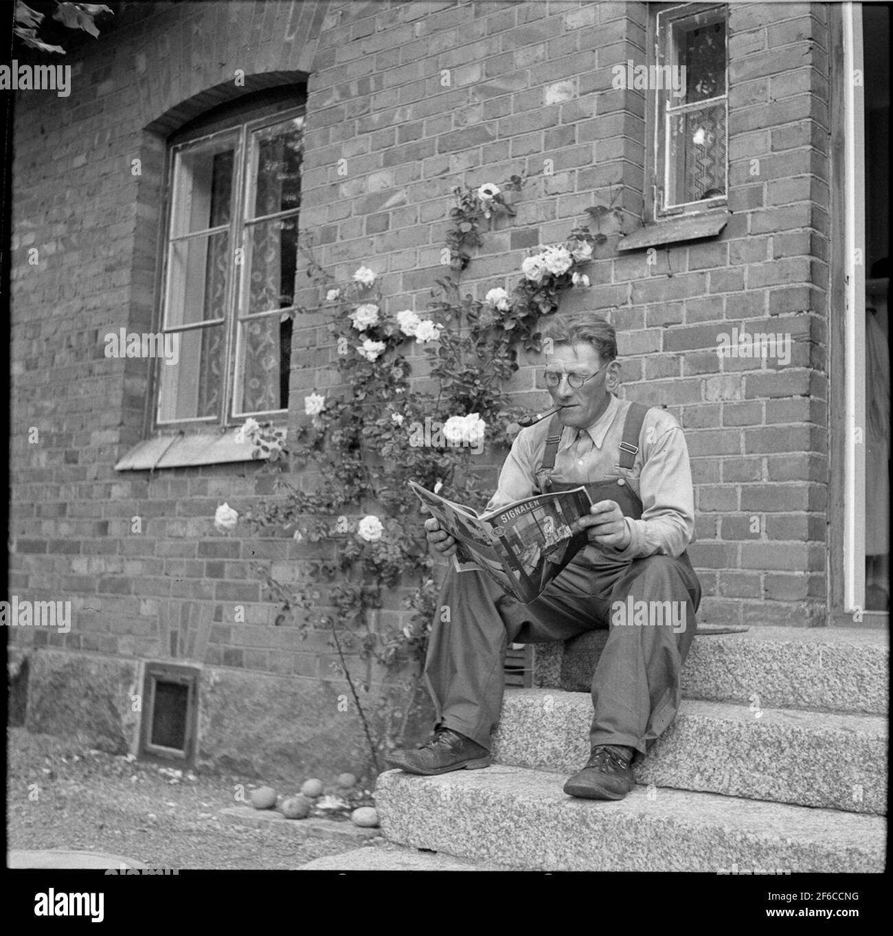 You read the newspaper signal Stock Photo - Alamy