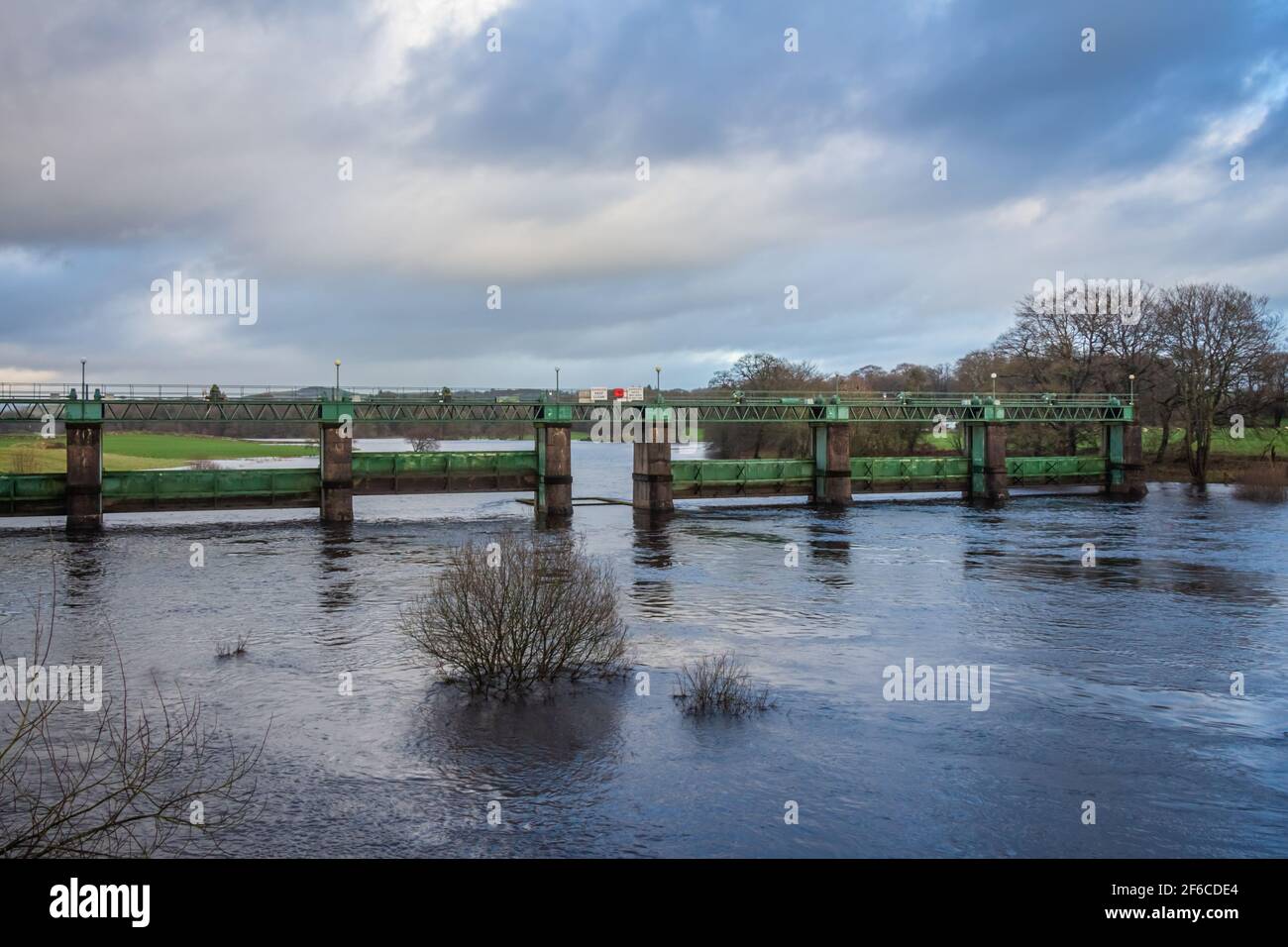 Glenlochar Barrage on the River Dee at Loch Ken, Galloway Hydro ...