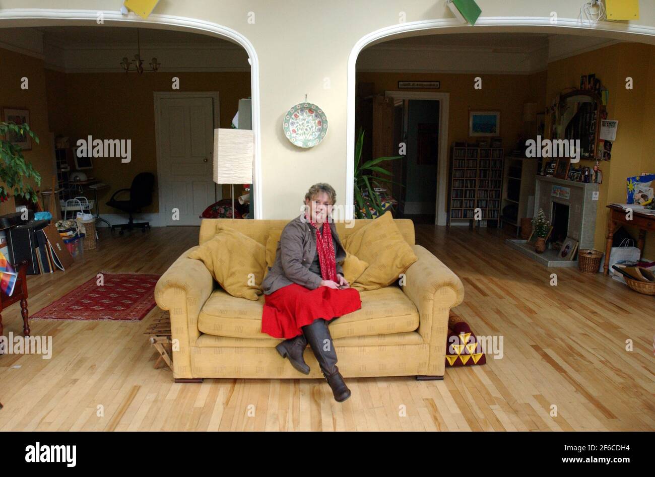 LUCY NEAL IN HER HOME IN TOOTING.19/10/05 TOM PILSTON Stock Photo - Alamy