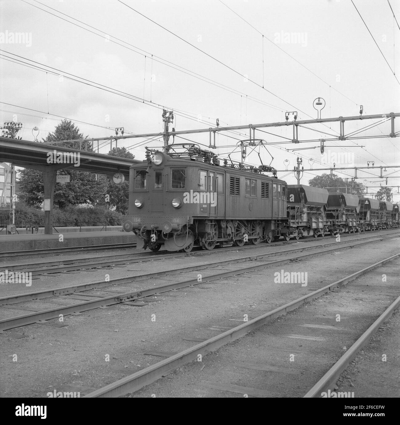 The state's railways, SJ DG 154 with gravel train Stock Photo - Alamy