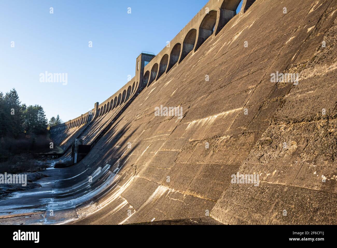 Needle dam hi-res stock photography and images - Alamy