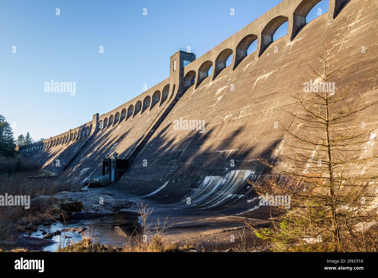 Curved gravity dam hi-res stock photography and images - Alamy